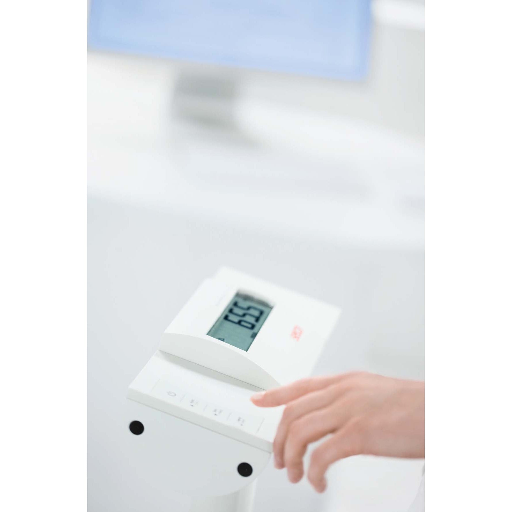 seca 704 - EMR-validated column scale with 300 kg capacity