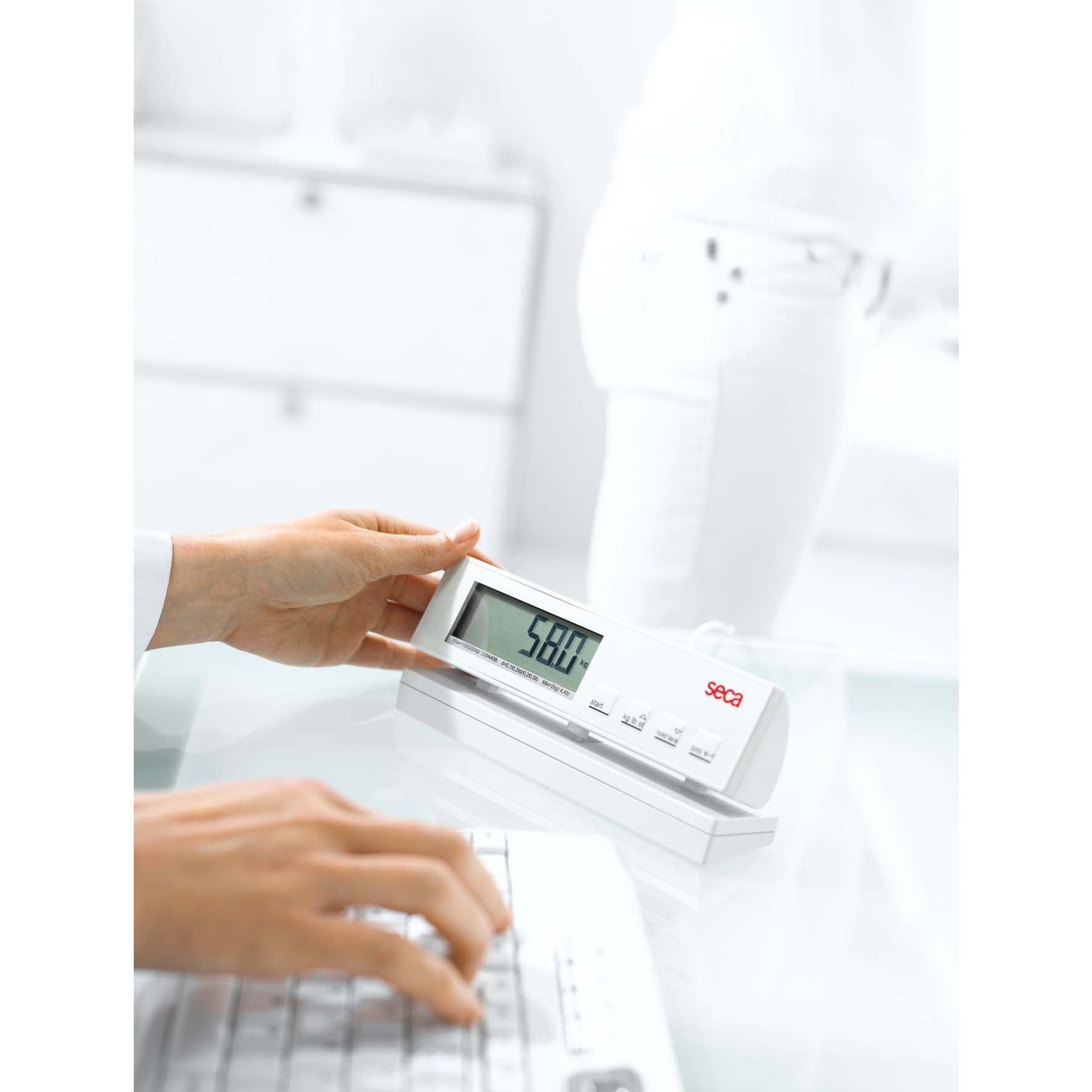 seca - 869 Flat Scale with Cable Remote Display